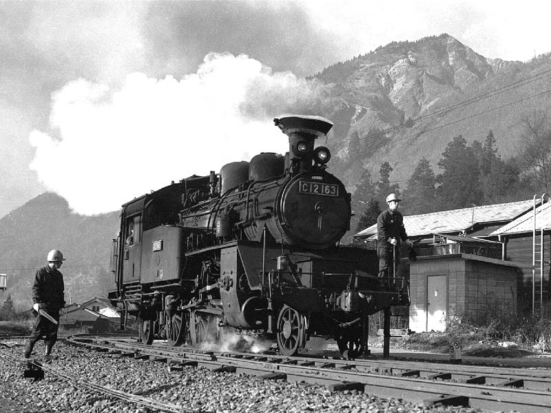 神土駅の側線を廻るC12 163 。この後足尾本山から下ってきた貨物列車に