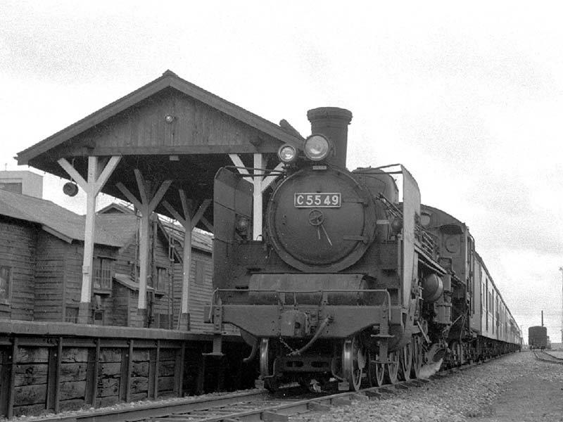 宗谷本線普通列車322レ。下り急行「利尻」と入れ違いに