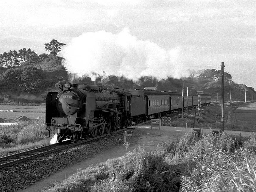 c62 22 の 牽引 する 朝 の 普通 列車 久 ノ 浜 四 ツ 倉間 は 架線 工事 が 最も