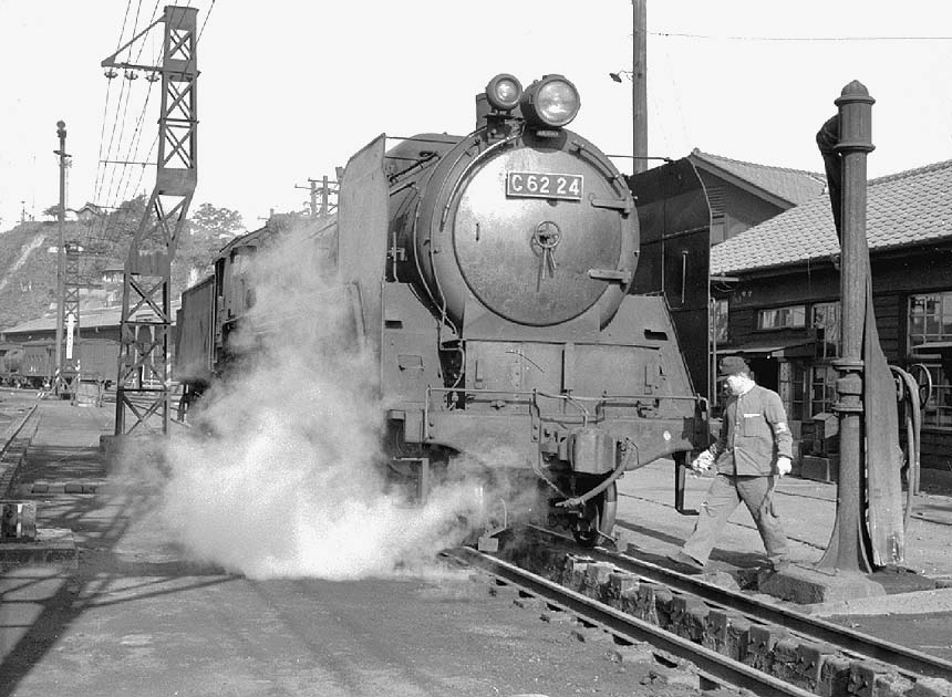 C62 24 平機関区で出発に備え、整備中のワンシーン。 (1966/8/02)