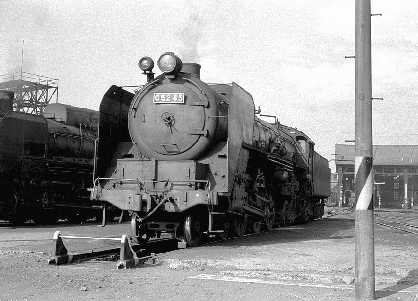 C62 45 平機関区にて。なぜか45号機だけは走行中の写真を撮るチャンスが無かった。(1966/8/02)