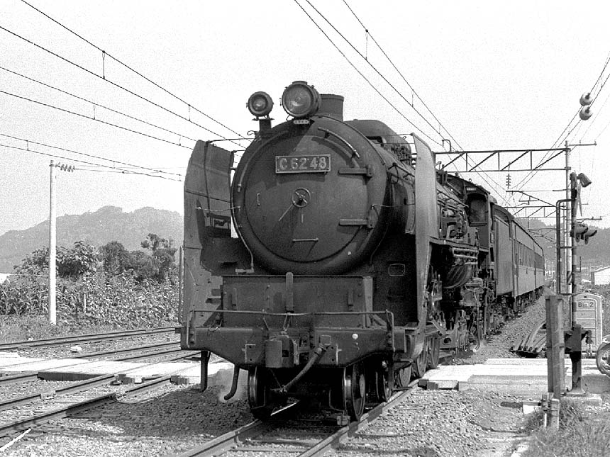 久ノ浜駅に進入するC62 48普通列車。3日間にわたる撮影と野宿を終えて、この列車に乗って平駅に戻った。(1967/7/27)