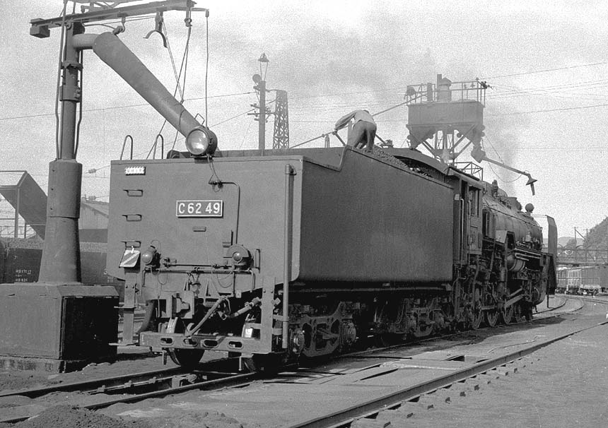 平 機関 区 で 給水 中 の c62 49 巨大 な テンダー が 強く 印象 に 残っ て いる 49