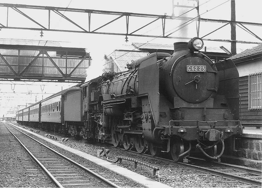 C62 25の率いる普通列車
