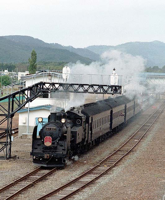 10 月 11 日 の 単機 運転 時 の c11 ニセコ 倶知安 駅 の 陸橋 から 本 hp の 表紙